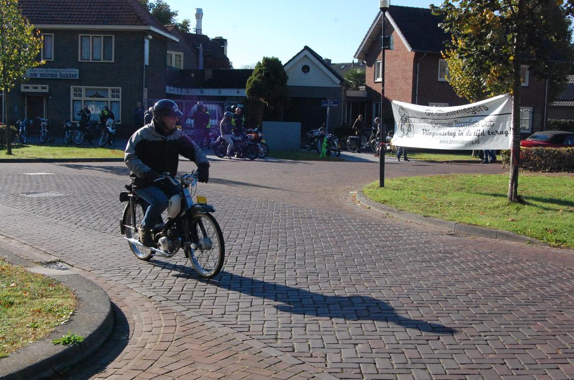 Nijnsel_2022_242 – Bromvliegers